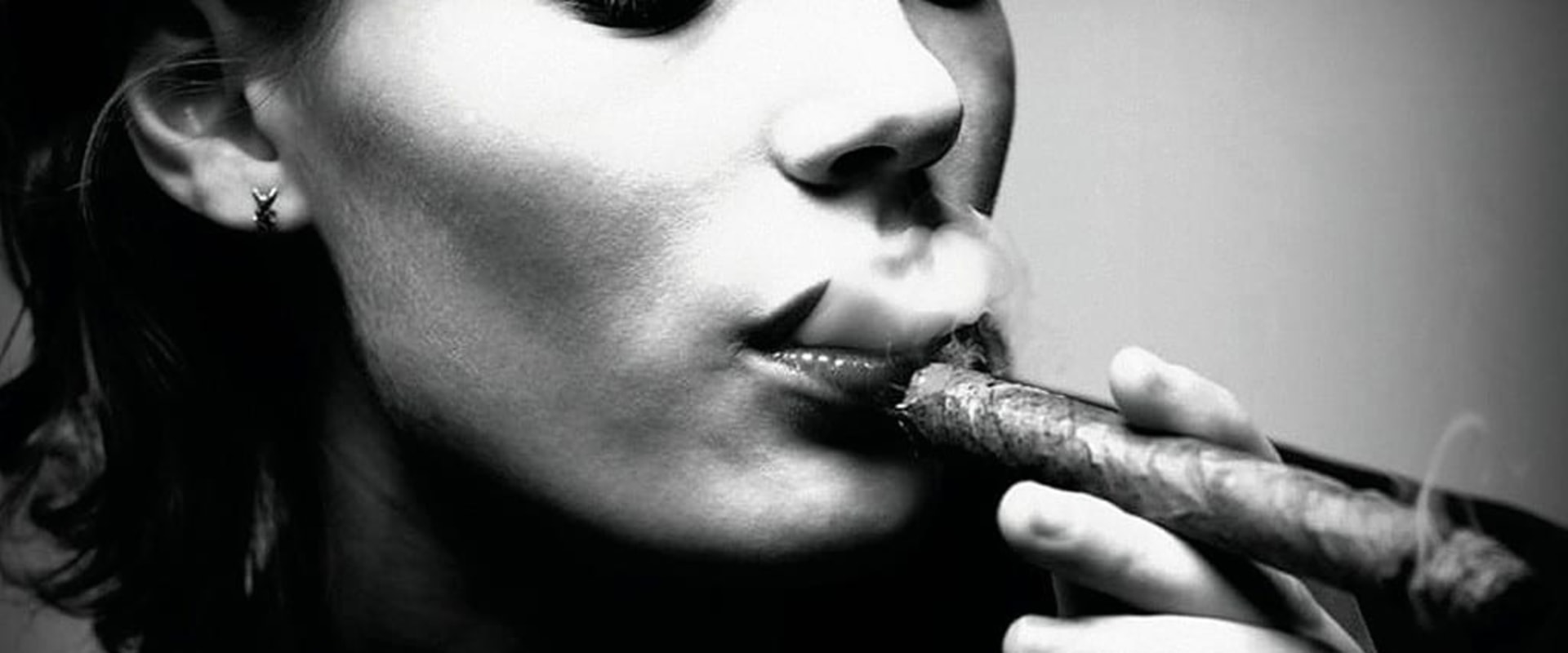 How Women Smoke Cigars: An Expert's Perspective